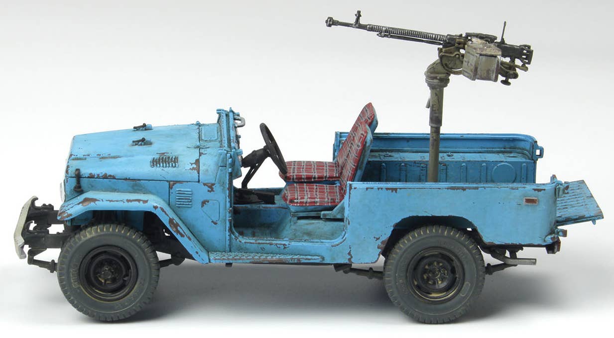 1/35 現用小型四輪駆動SUV ミリタリー仕様 DShKM重機関銃搭載型 | HLJ.co.jp