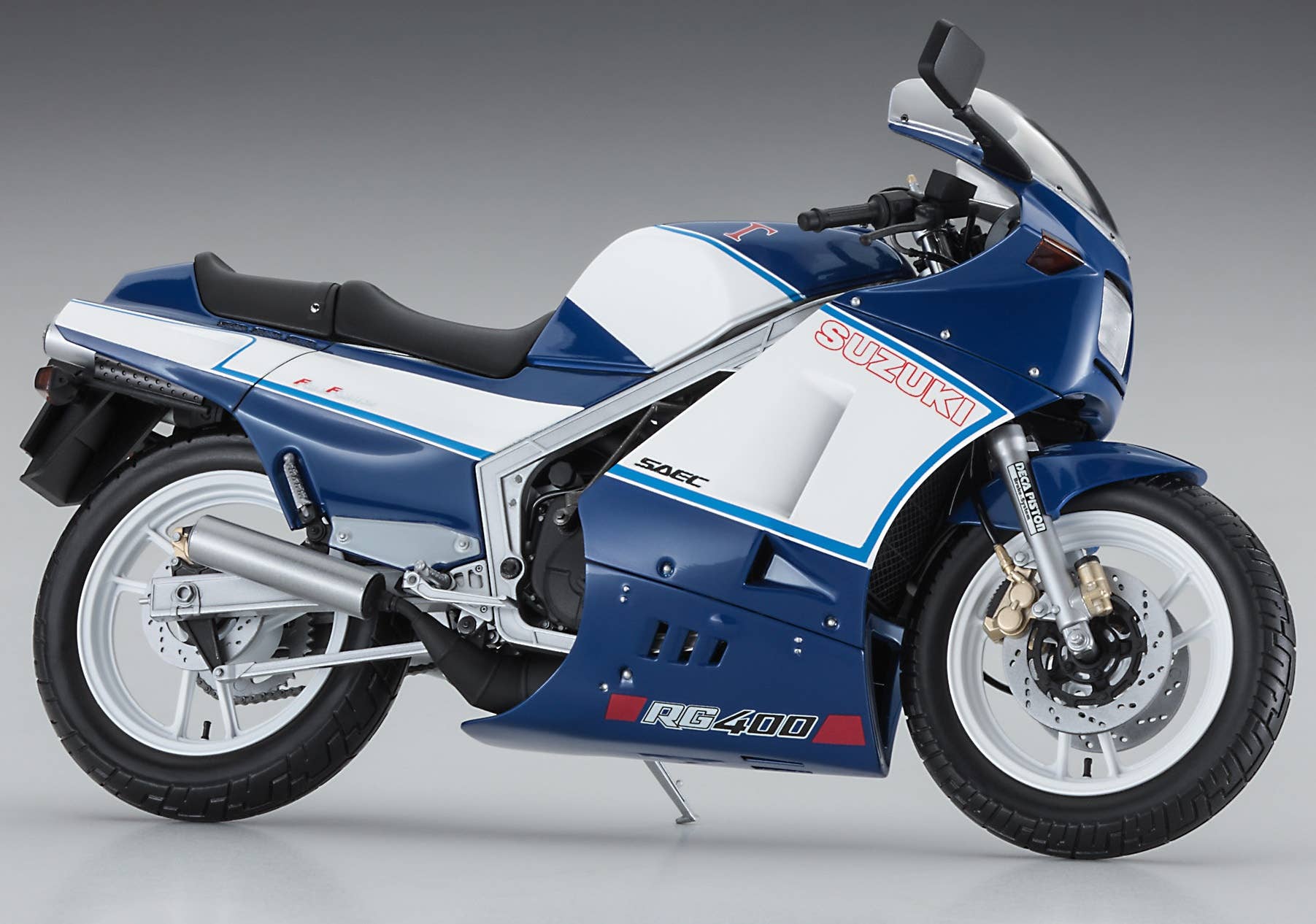 1/12 スズキ RG400ガンマ 後期型 ブルー / ホワイトカラー w/アンダーカウル | HLJ.co.jp
