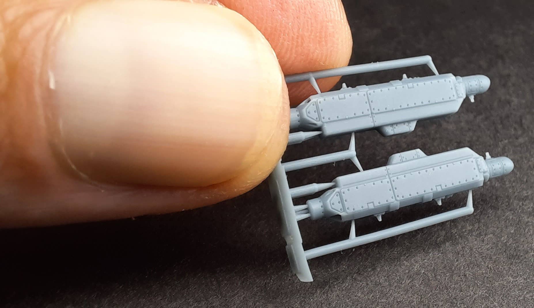 1/144 AN/ALQ-131 ECMポッド (ディープ) (2個) | HLJ.co.jp